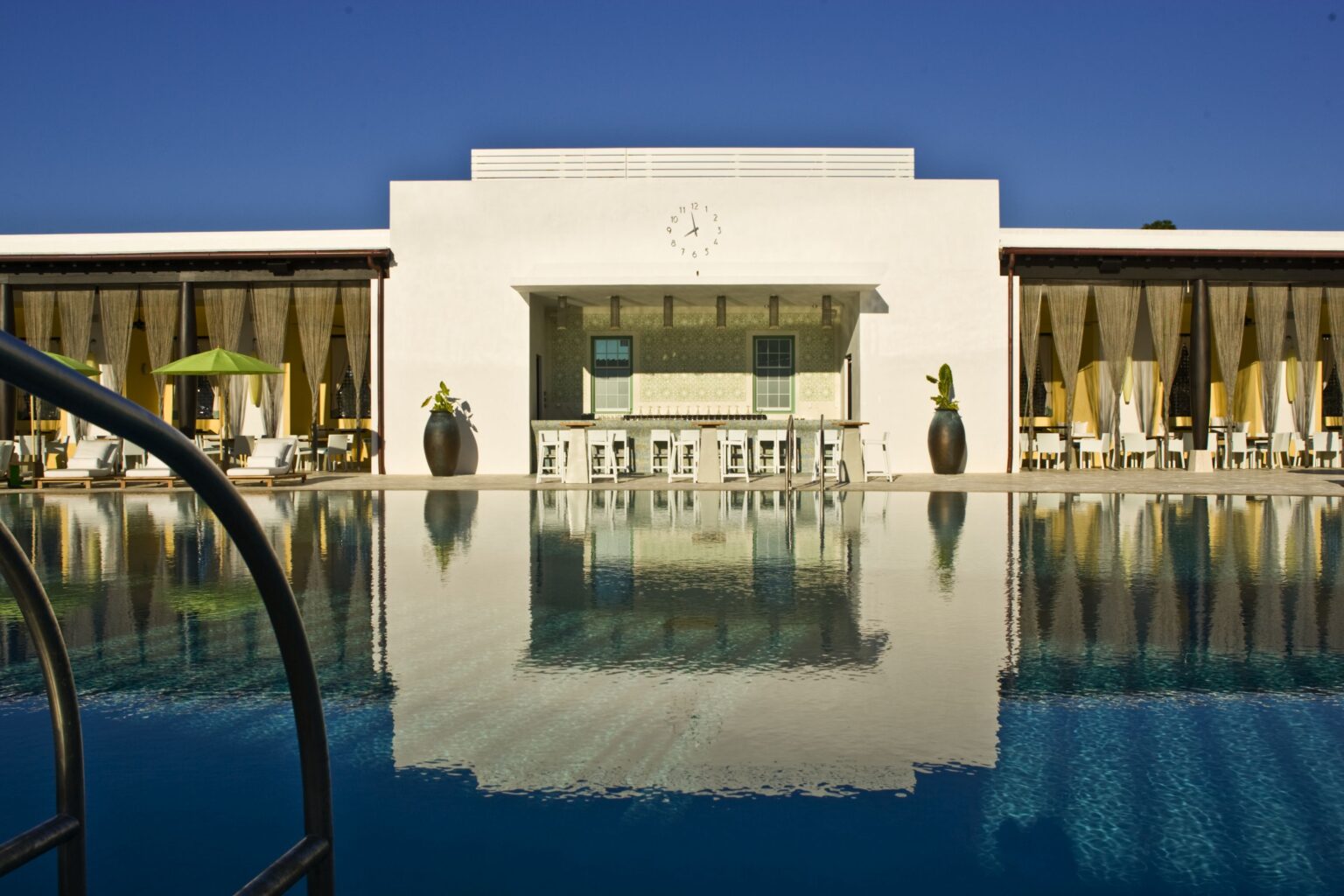 Caliza Pool & Restaurant – Alys Beach